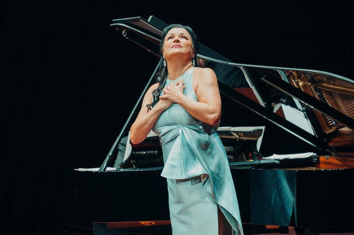 Anna Netrebko singt, 1.500 Zuhörer feiern sie, die Ukraine blutet ...