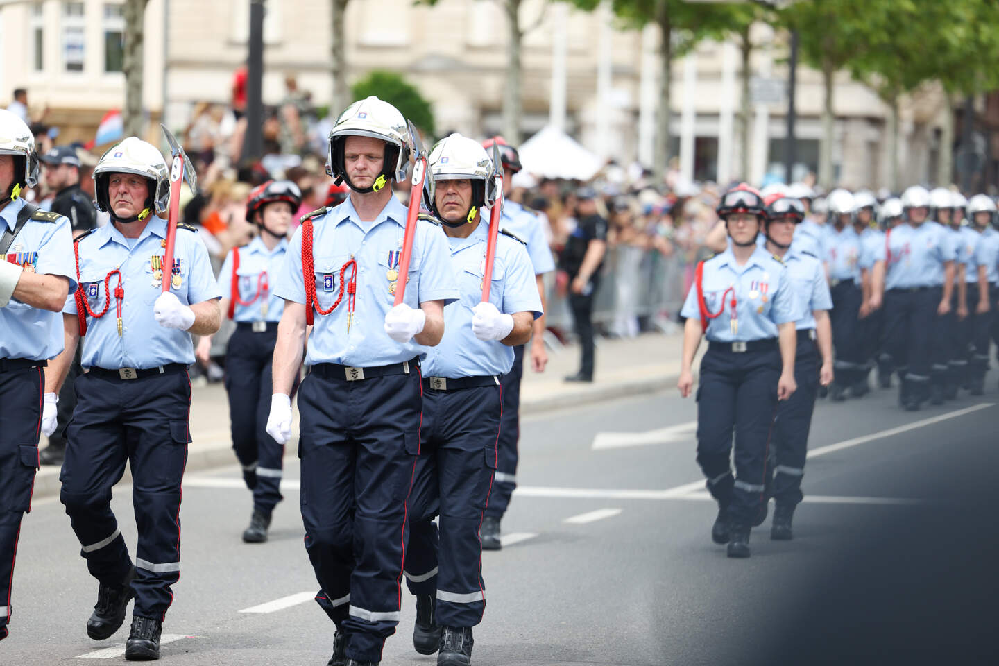 Militärparade: Tiefflug und gepanzerte Fahrzeuge bei angenehmer Wärme ...