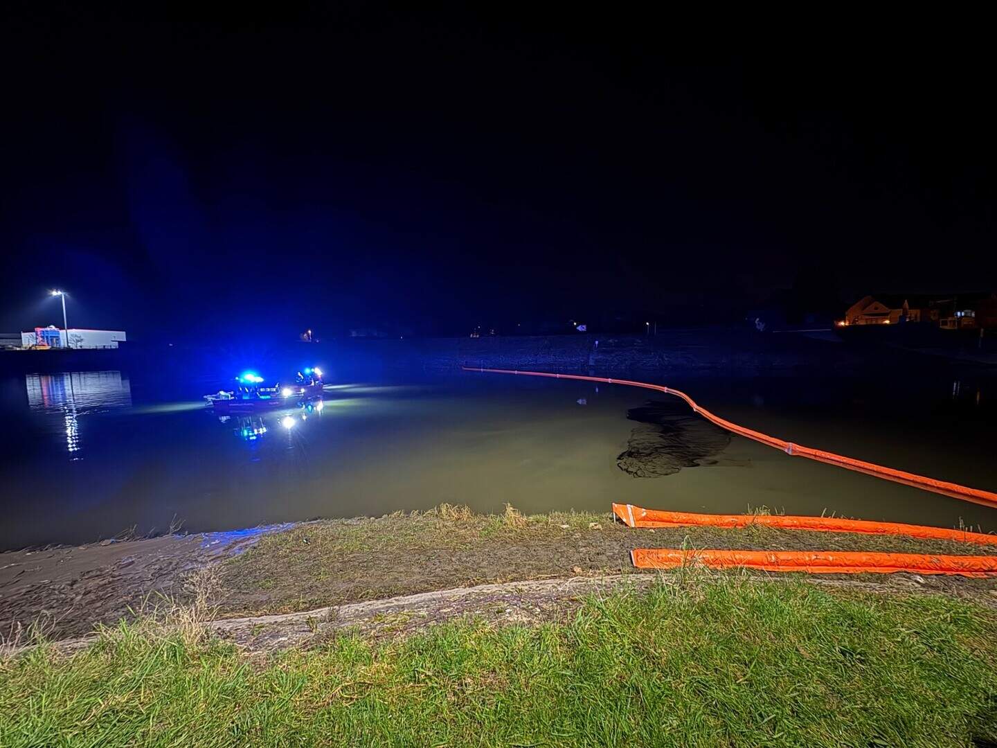 Oil spill shuts Mertert port as cleanup continues | Luxembourg Times