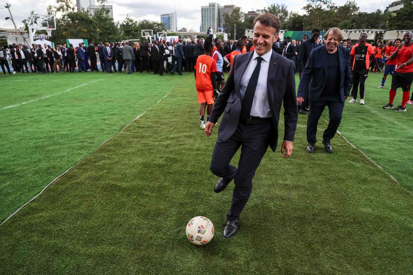 Bilder des Tages: Kick it like Macron | Luxemburger Wort