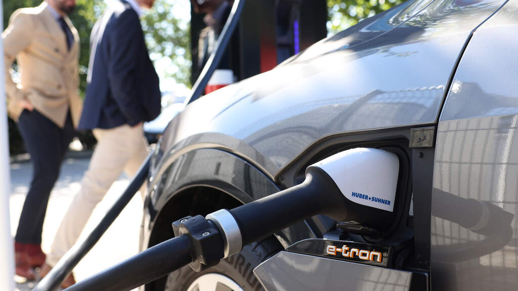 EU commissioners recharge EVs at Luxembourg service station ...